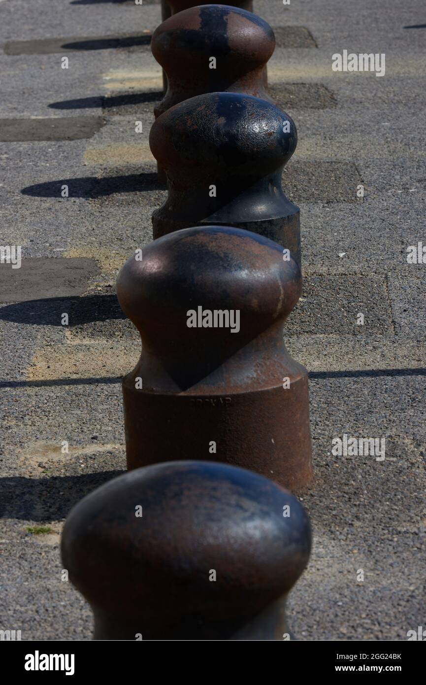 Fixed bollards hi-res stock photography and images - Alamy