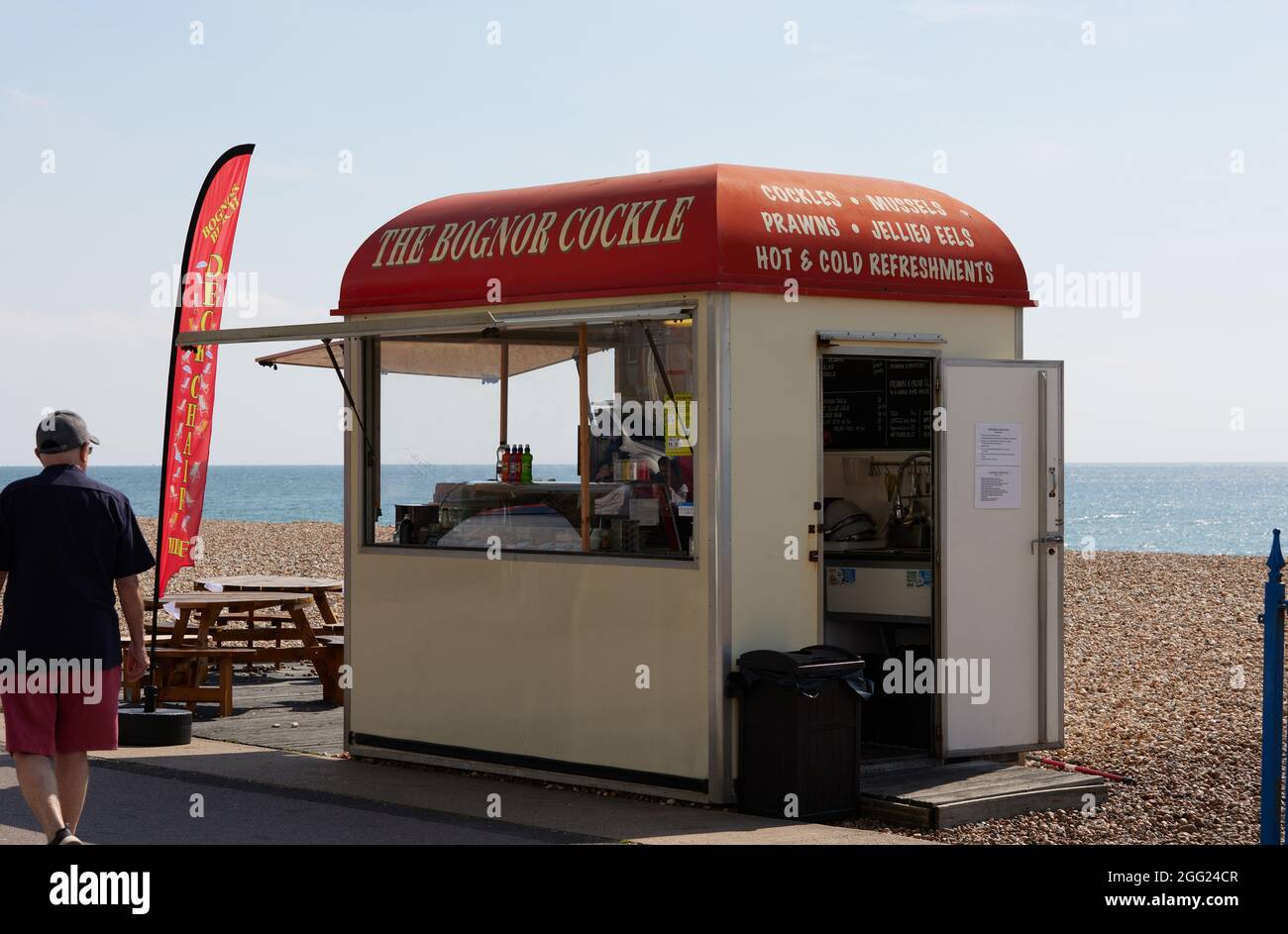 Small shop unit seen along the beach in summer Stock Photo - Alamy