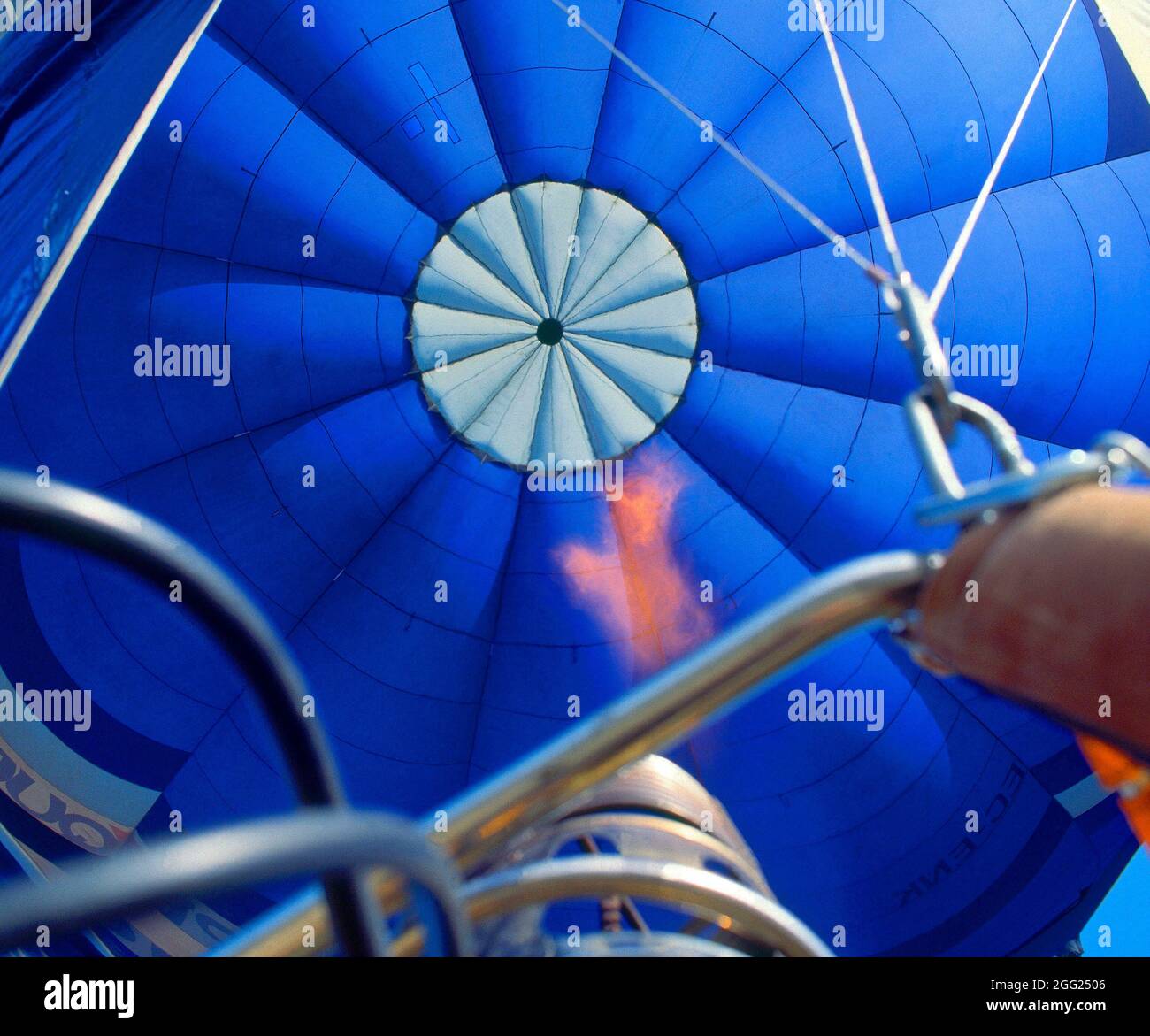 Globo aerostatico globo aerostatico hi-res stock photography and images ...