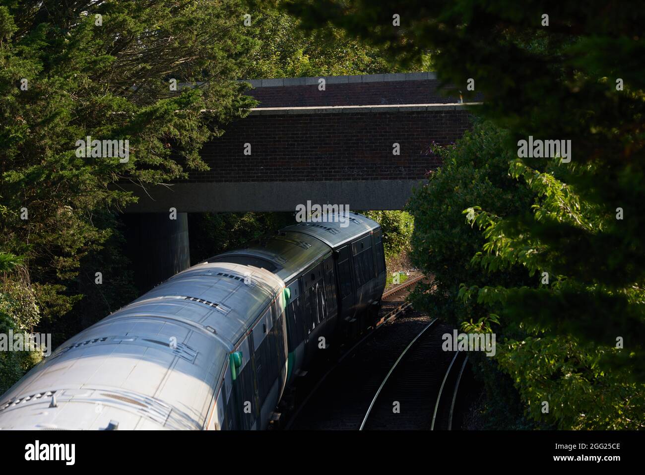 Train going bridge england uk hi-res stock photography and images - Alamy