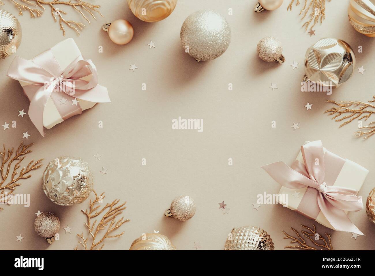 Christmas banner. Beige Xmas background with golden balls, decorative ...