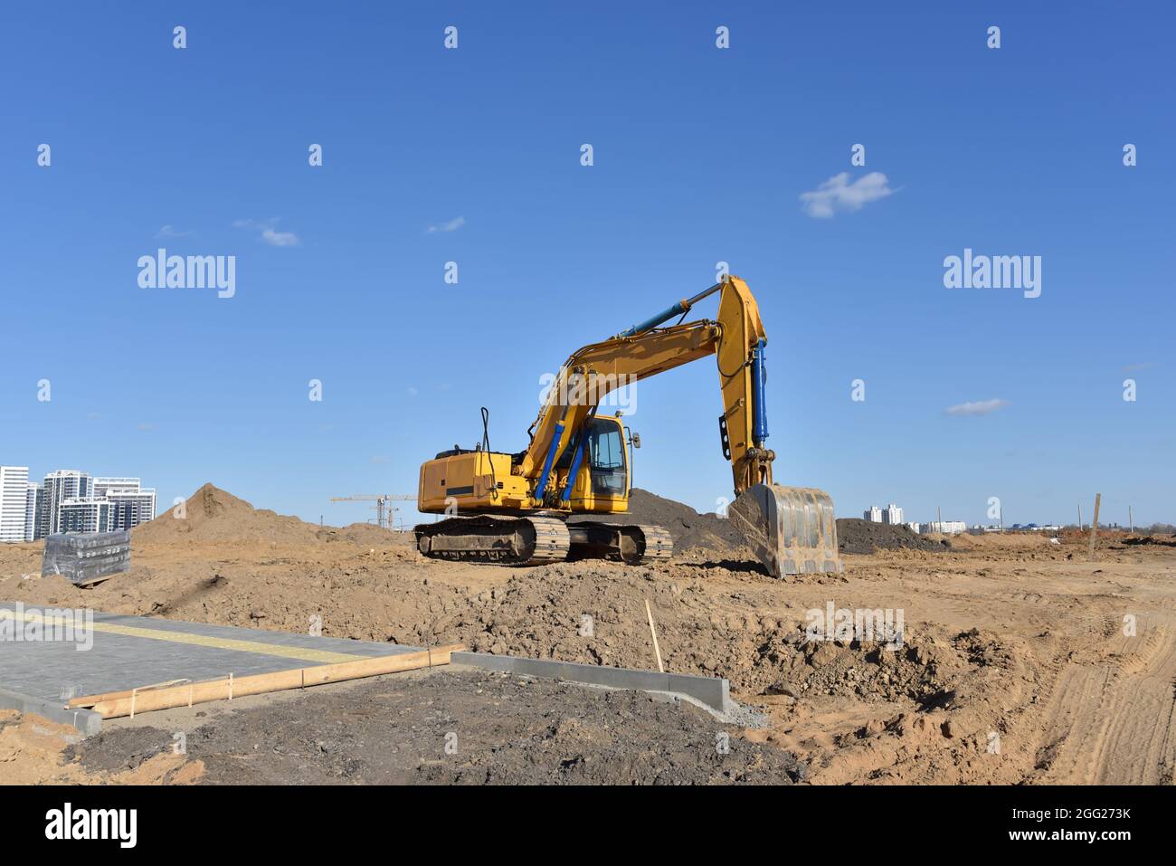 Excavator during earthmoving work at construction site Stock Photo - Alamy