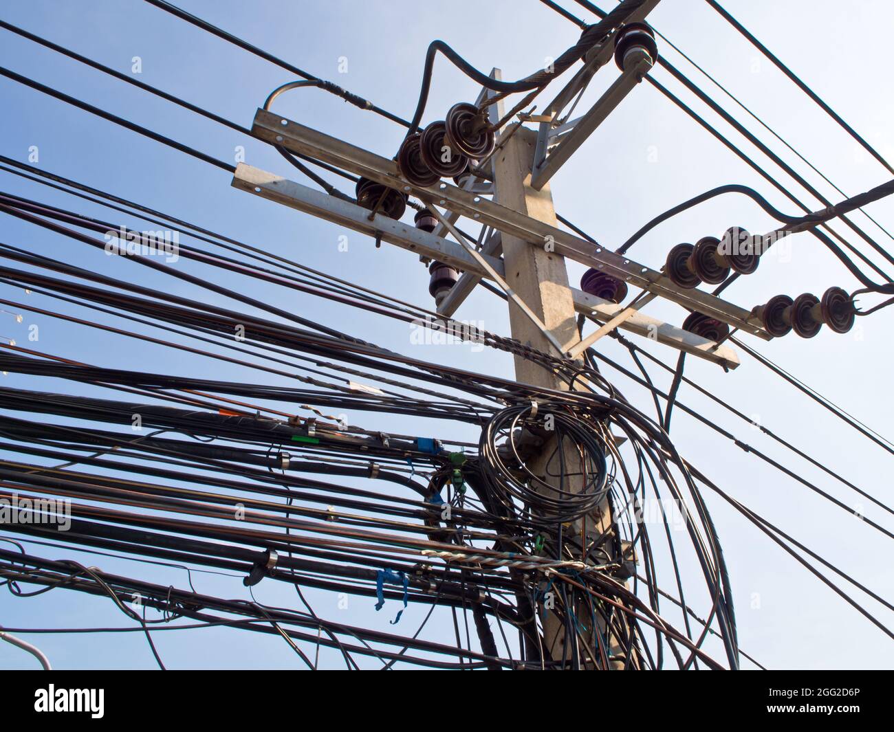 Tangled haywire Electric cable on Concrete Pole Stock Photo - Alamy