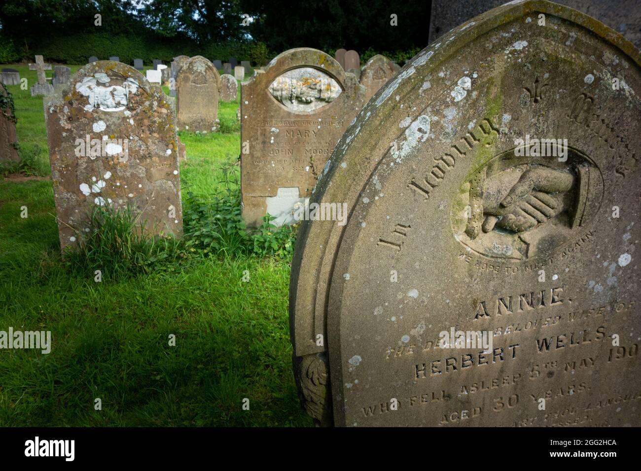 clasping or shaking hands on cemetery tombstones Stock Photo - Alamy