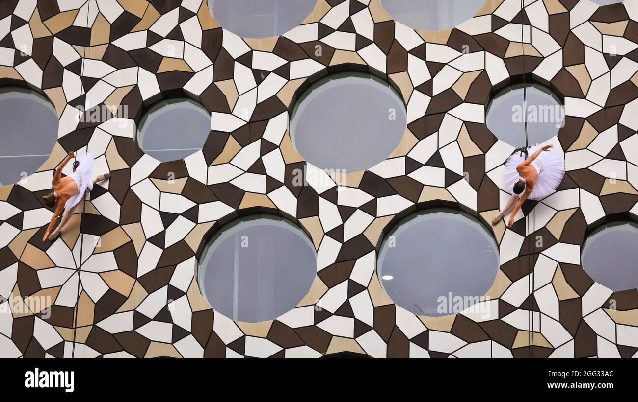 London, UK, 28th Aug 2021. Two classically trained dancers from Catalan ...