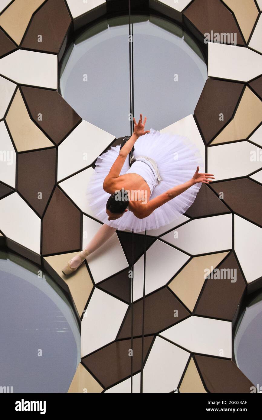 London, UK, 28th Aug 2021. Two classically trained dancers from Catalan ...