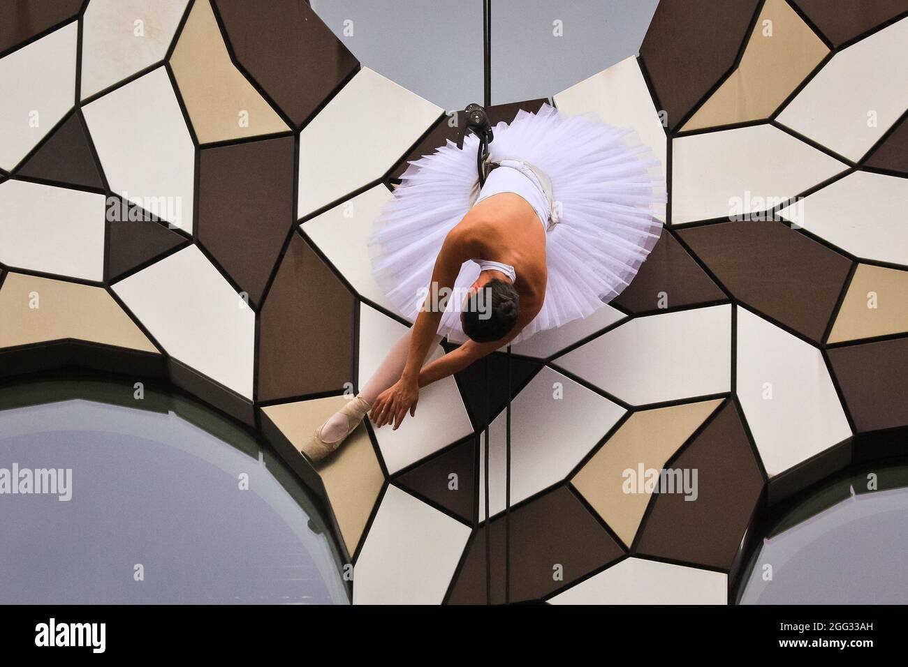 London, UK, 28th Aug 2021. Two classically trained dancers from Catalan ...