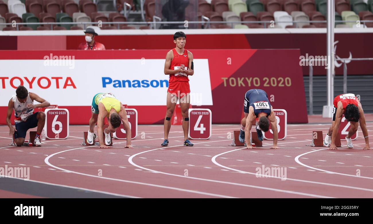 Tokyo, Japan. 28th Aug, 2021. Zhu Dening (C) of China reacts prior to ...