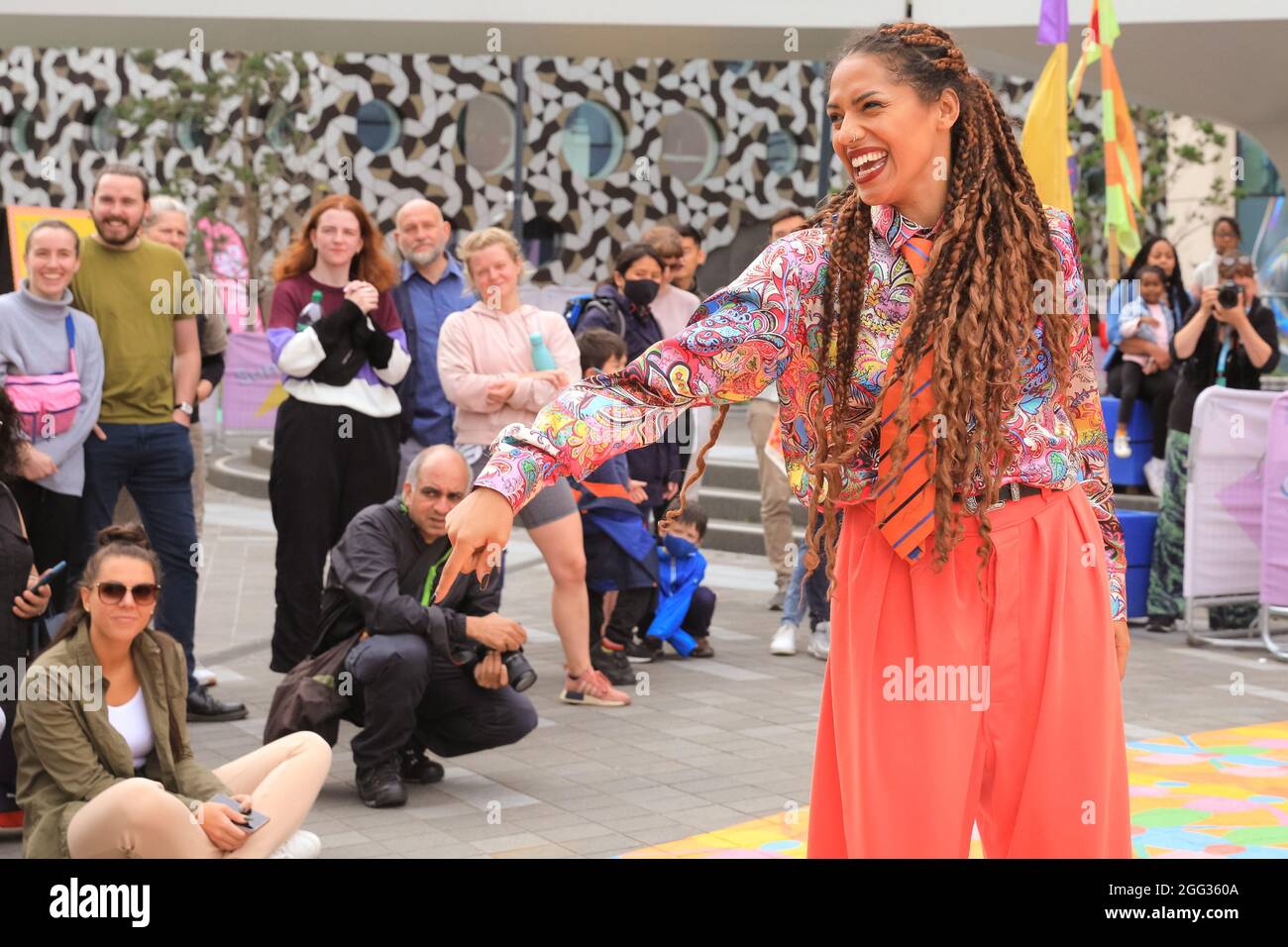Flamboyant dancers ethnic hi-res stock photography and images - Alamy