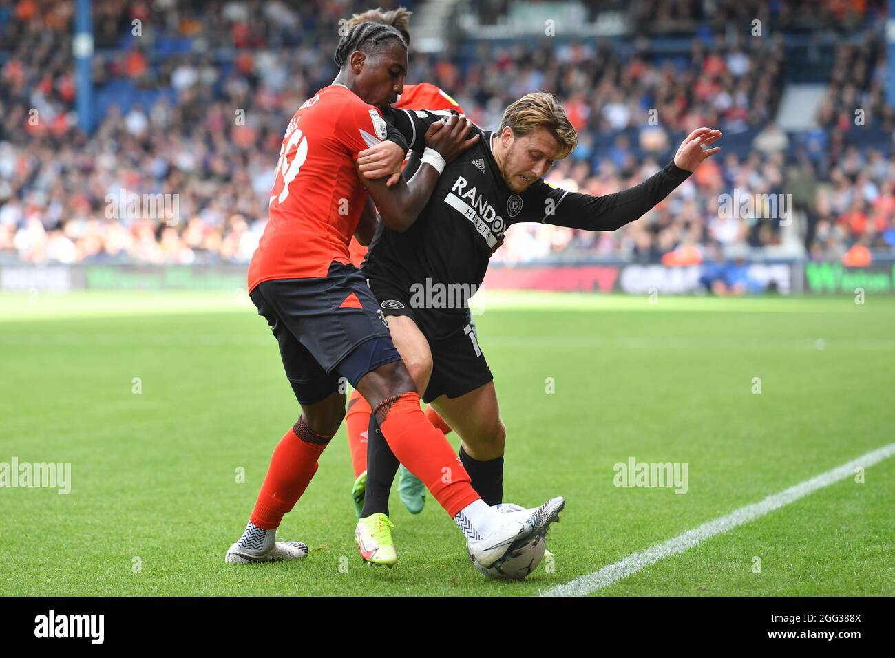 Luke Freeman #15 of Sheffield United tussles with AmariÕi Bell #29 of ...