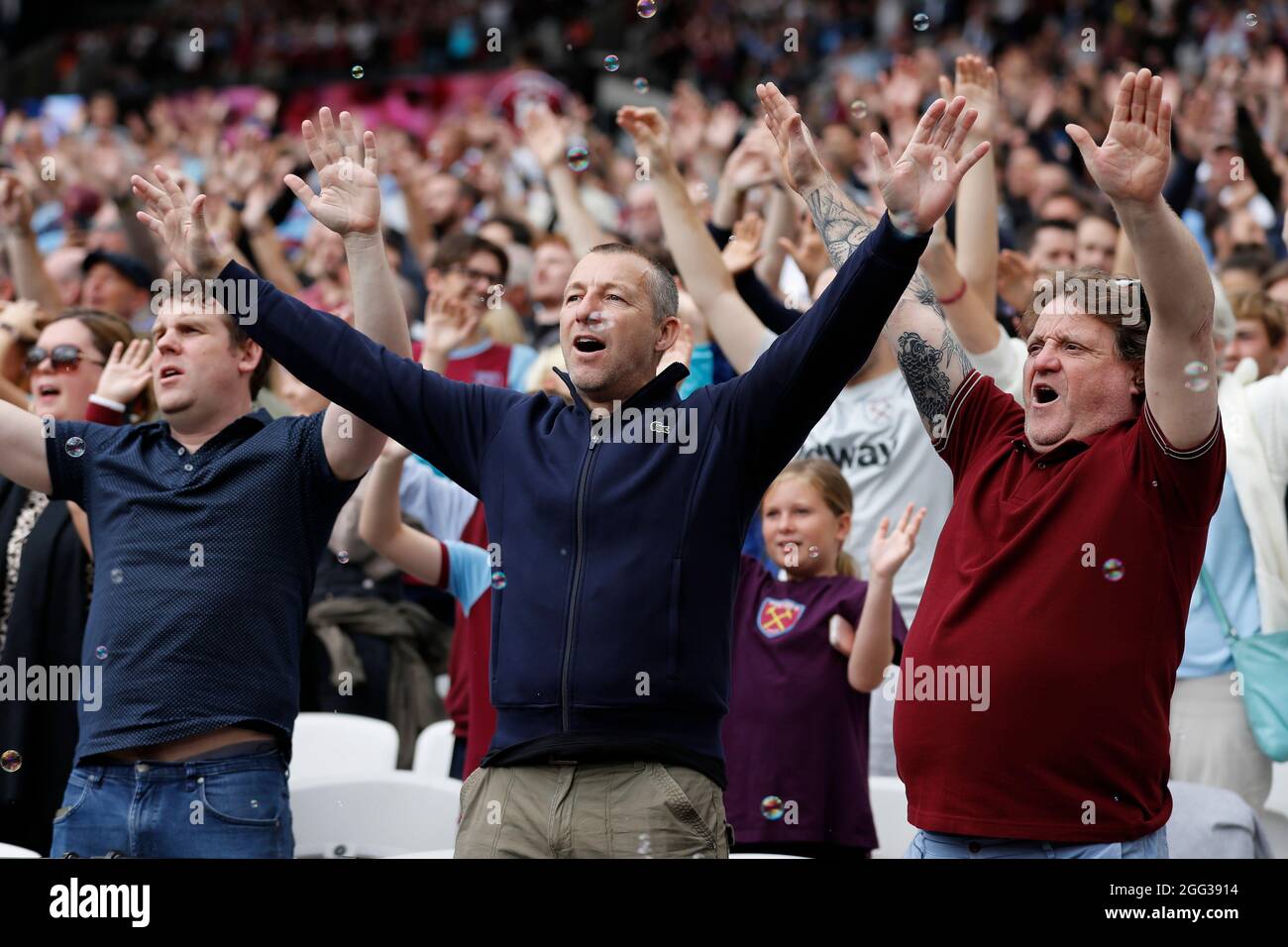 Crystal palace fans chanting hi-res stock photography and images - Alamy