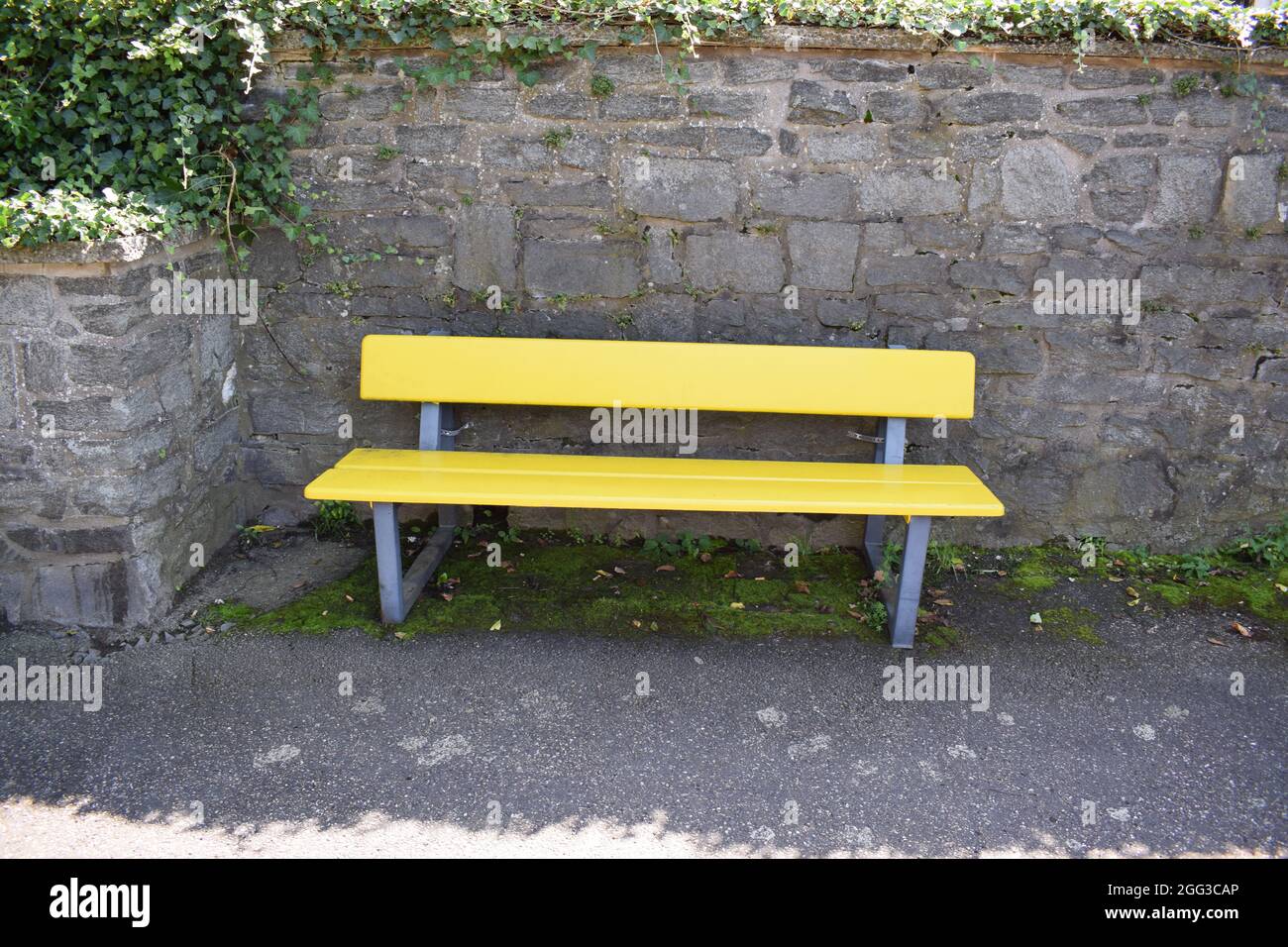 yellow park bench Stock Photo - Alamy