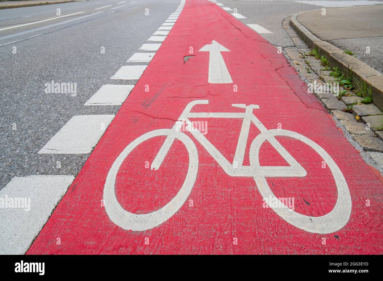 Red line marking hi-res stock photography and images - Alamy