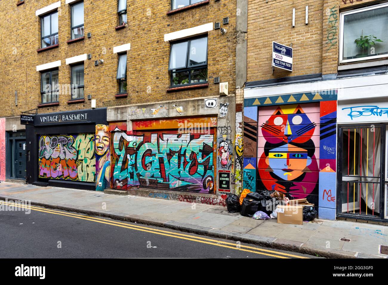 LONDON ARTISTIC AND CULTURAL AREA AROUND BRICK LANE WITH CREATIVE ...