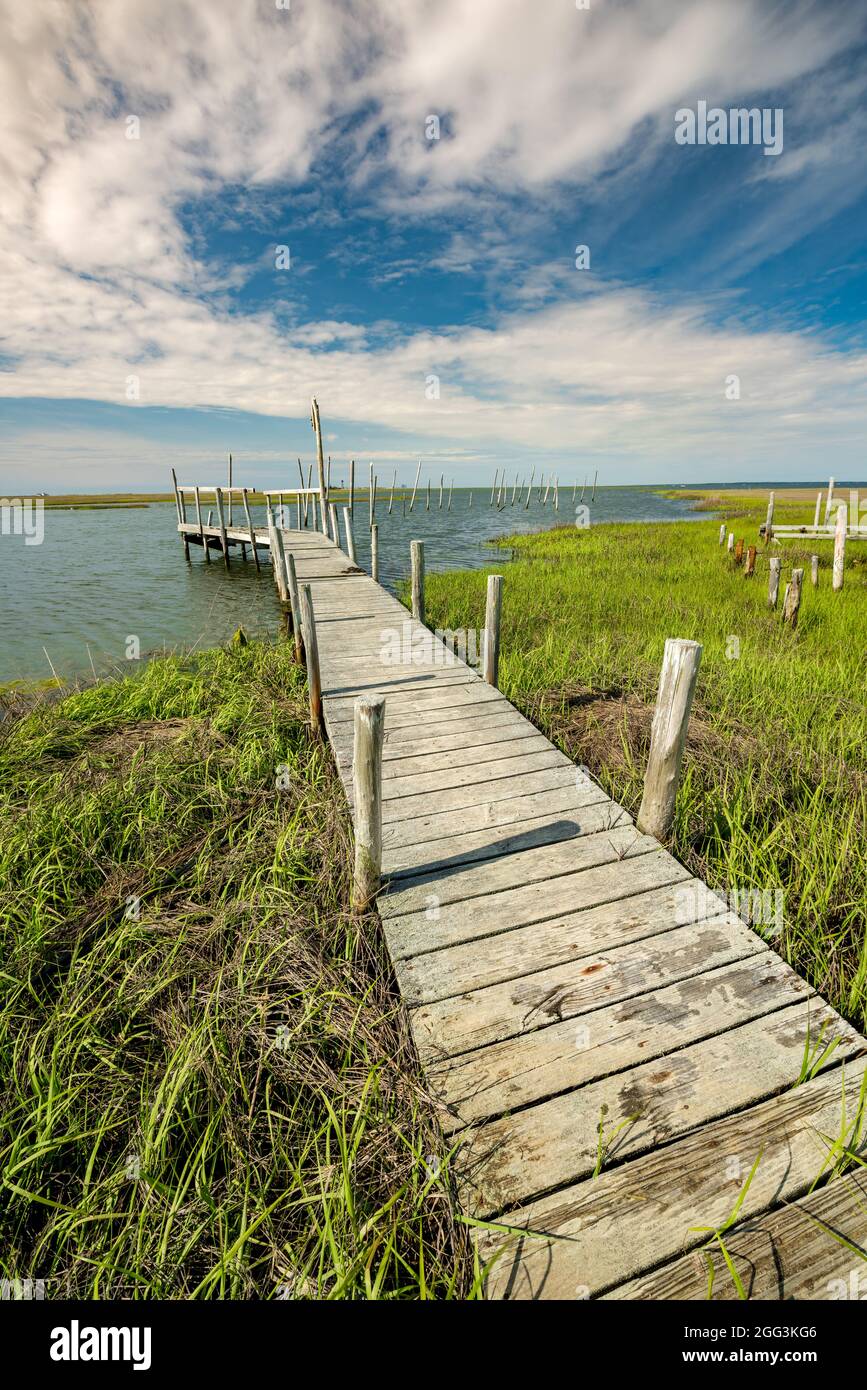 Rickety boat dock hi-res stock photography and images - Alamy