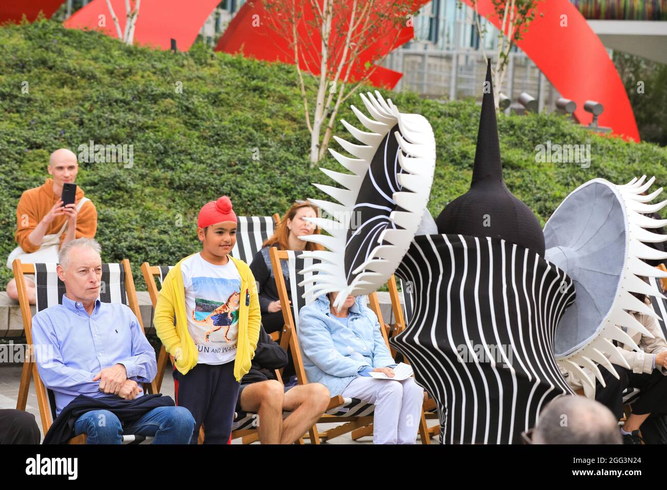 Opera audience london hi-res stock photography and images - Alamy