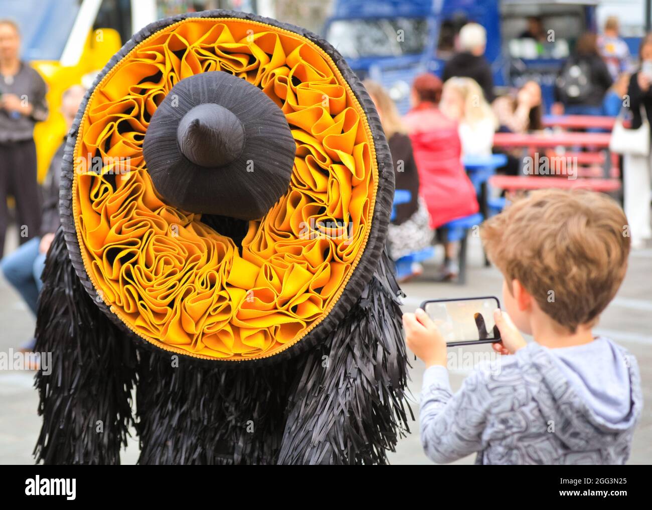 Opera audience london hi-res stock photography and images - Alamy