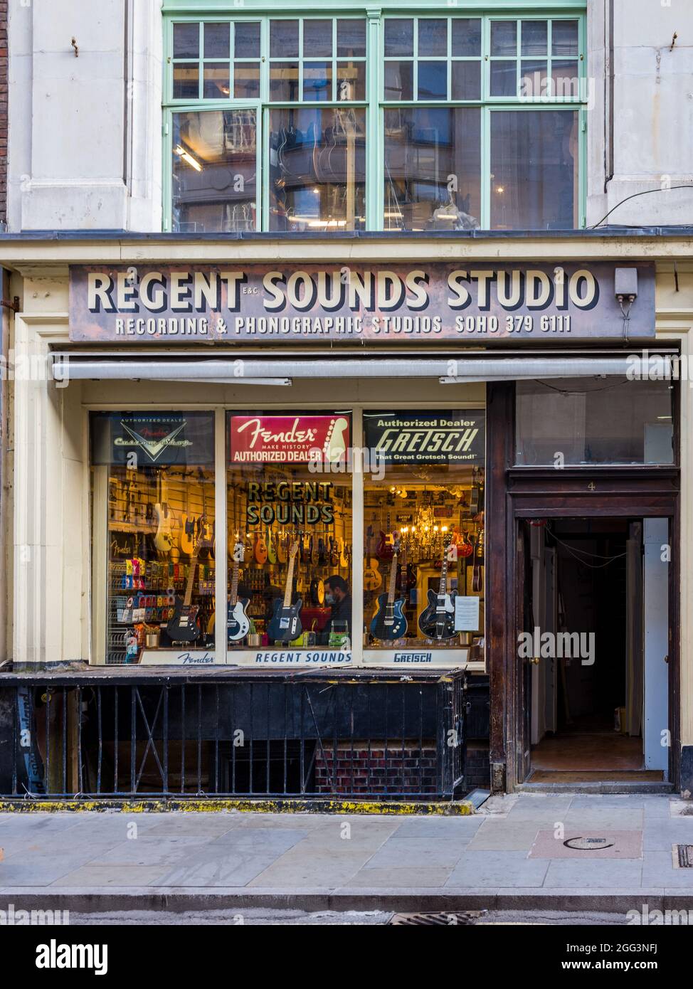 Historic london street scene hi-res stock photography and images - Alamy