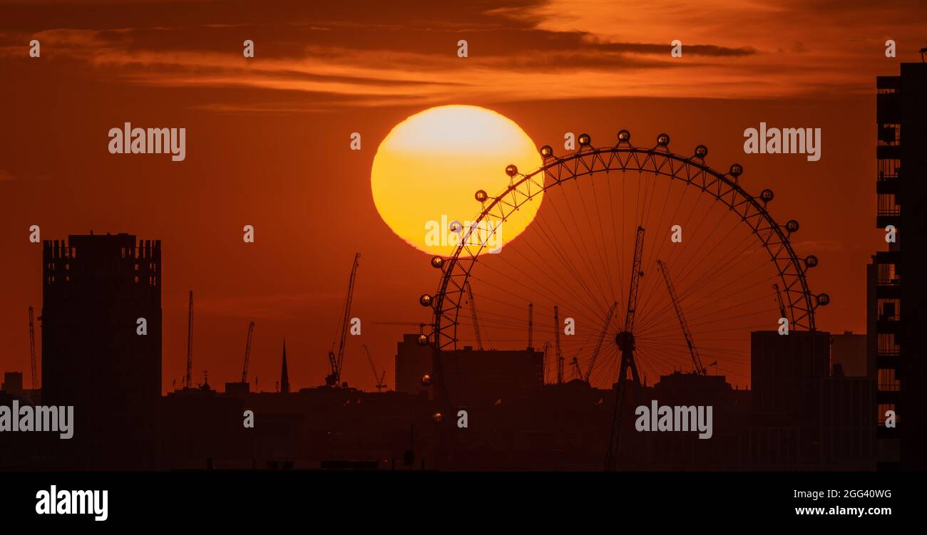 London, UK. 28th August, 2021. UK Weather: Dramatic evening sun sets ...