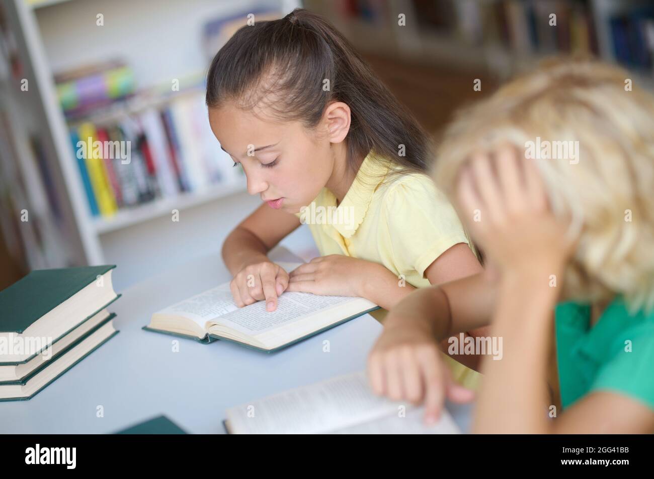 Schoolchildren reading books hi-res stock photography and images - Alamy