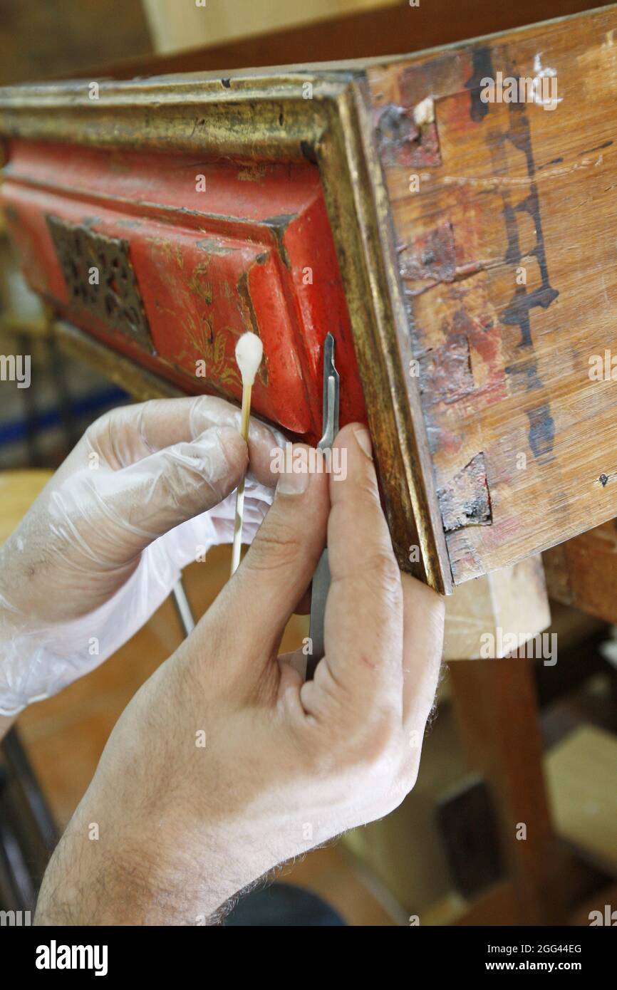 Man restoring vintage wooden hi-res stock photography and images - Alamy