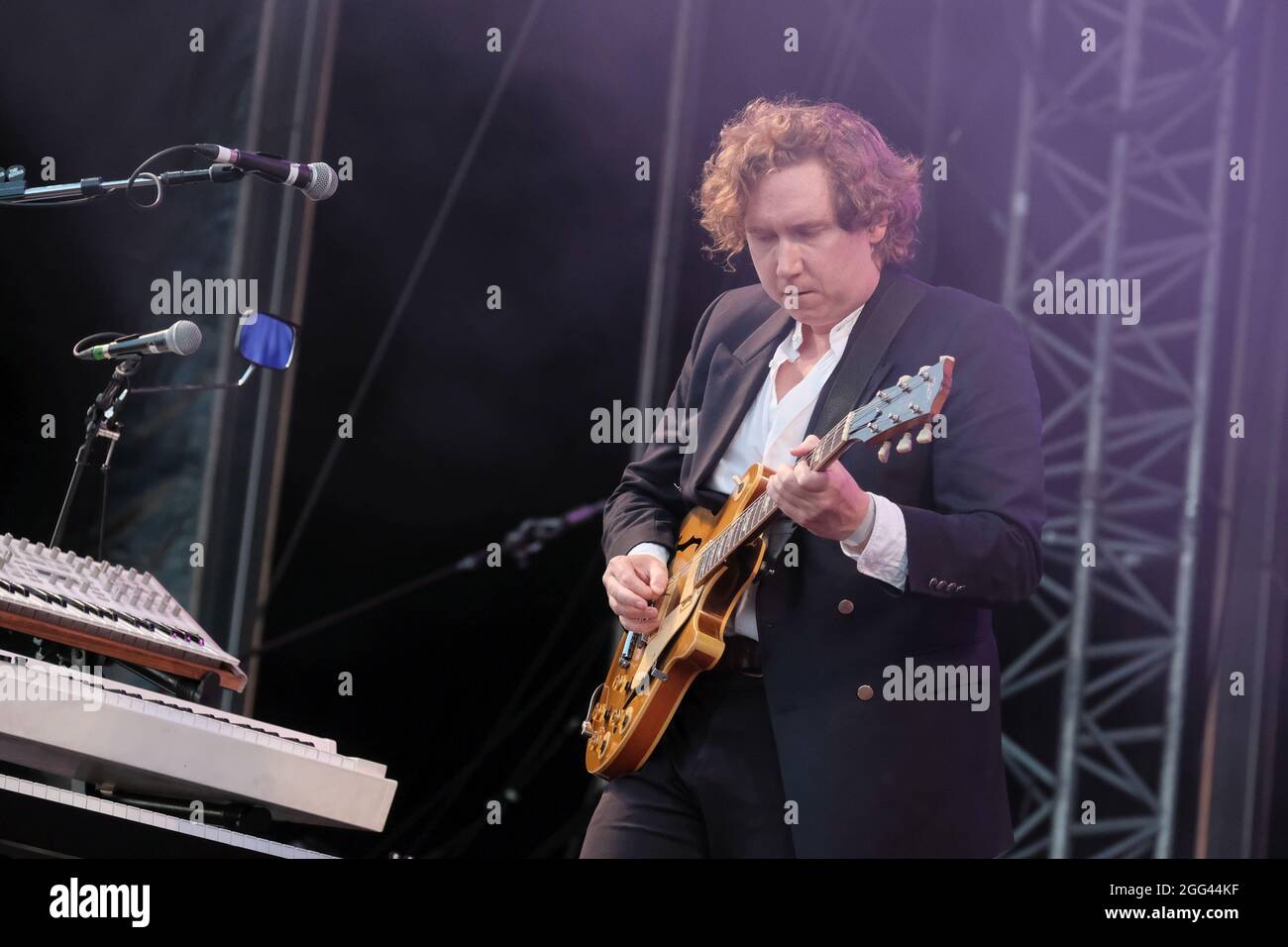 Synthesizer on stage hi-res stock photography and images - Alamy