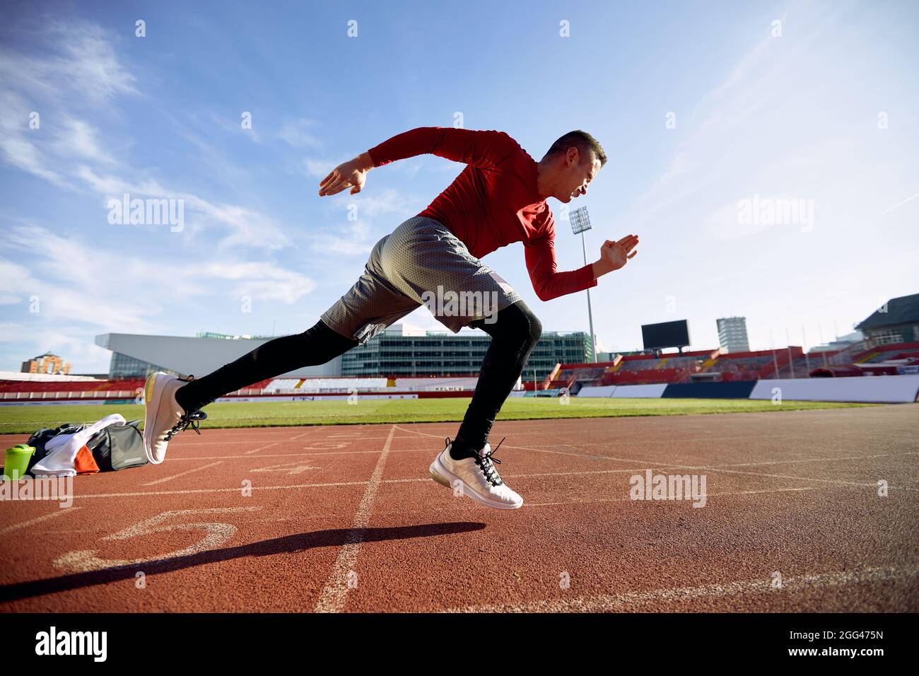 Female sprinter blocks hi-res stock photography and images - Alamy