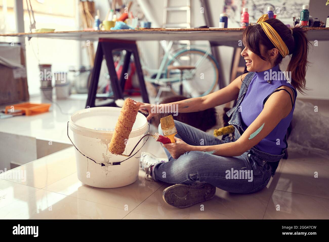Female artist holding color palette hi-res stock photography and images ...
