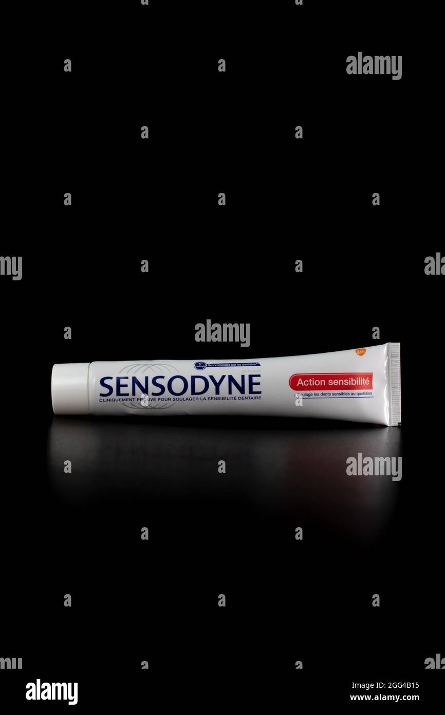 Sensodyne complete toothpaste hi-res stock photography and images - Alamy