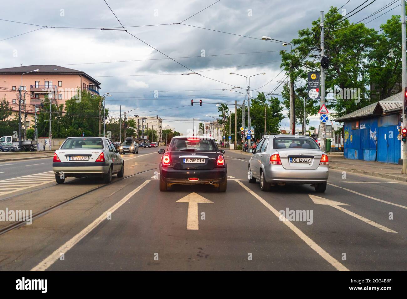 Cars driving through busy intersection hi-res stock photography and ...