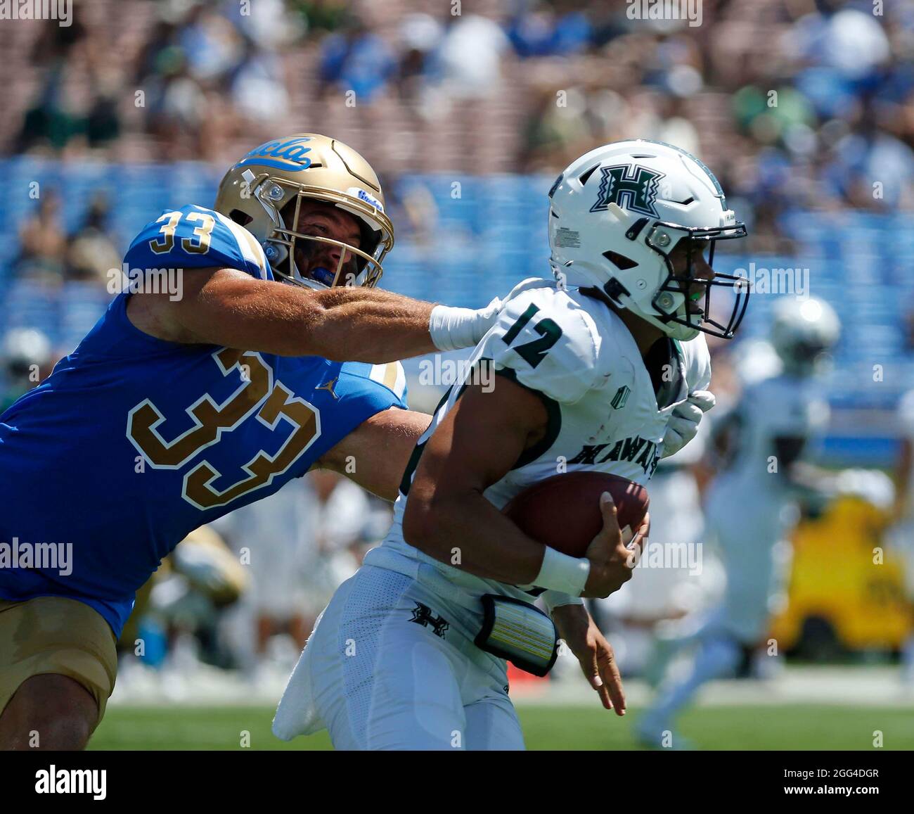 August 28, 2021 UCLA Bruins linebacker Bo Calvert #33 attempts to ...