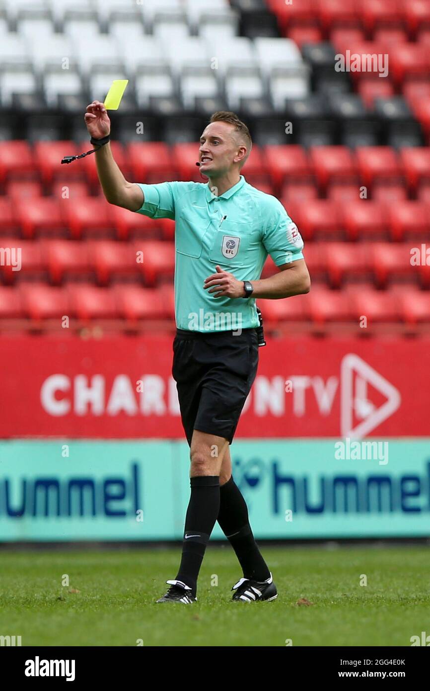 Match referee james bell hi-res stock photography and images - Alamy