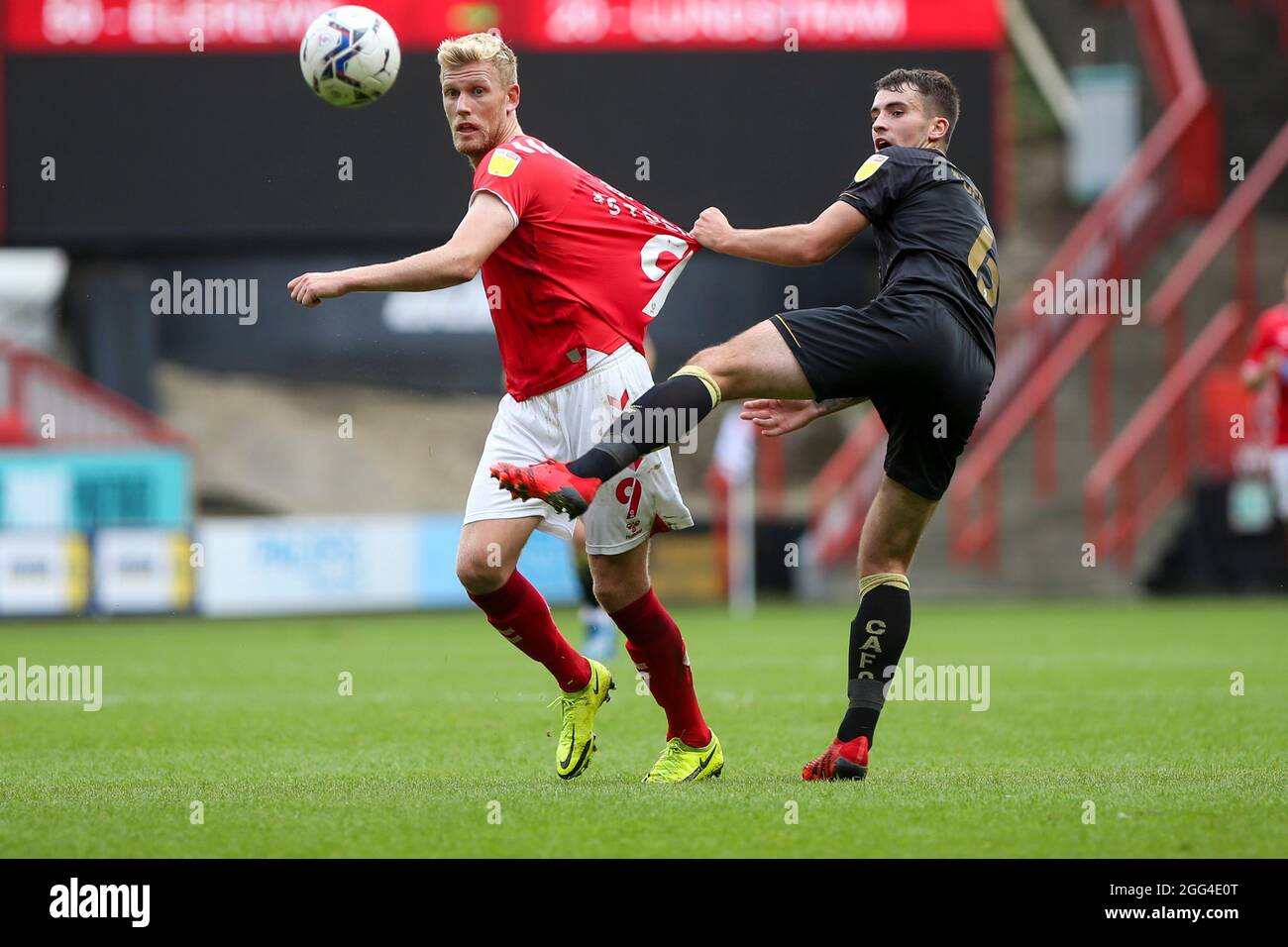 LONDON, UK. AUGUST 28TH Jayden Stockley of Charlton Athletic battles ...