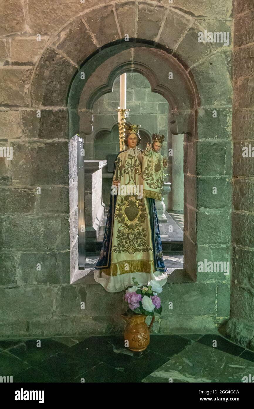 Crowned statue of mary hi-res stock photography and images - Alamy