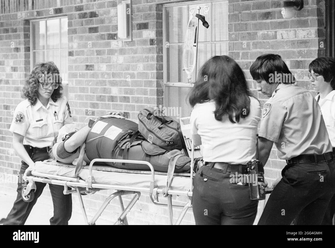 Austin Texas USA, 1985: Paramedics wheel trauma victim from apartment ... Austin Texas USA, 1985: Paramedics wheel trauma victim from apartment ...