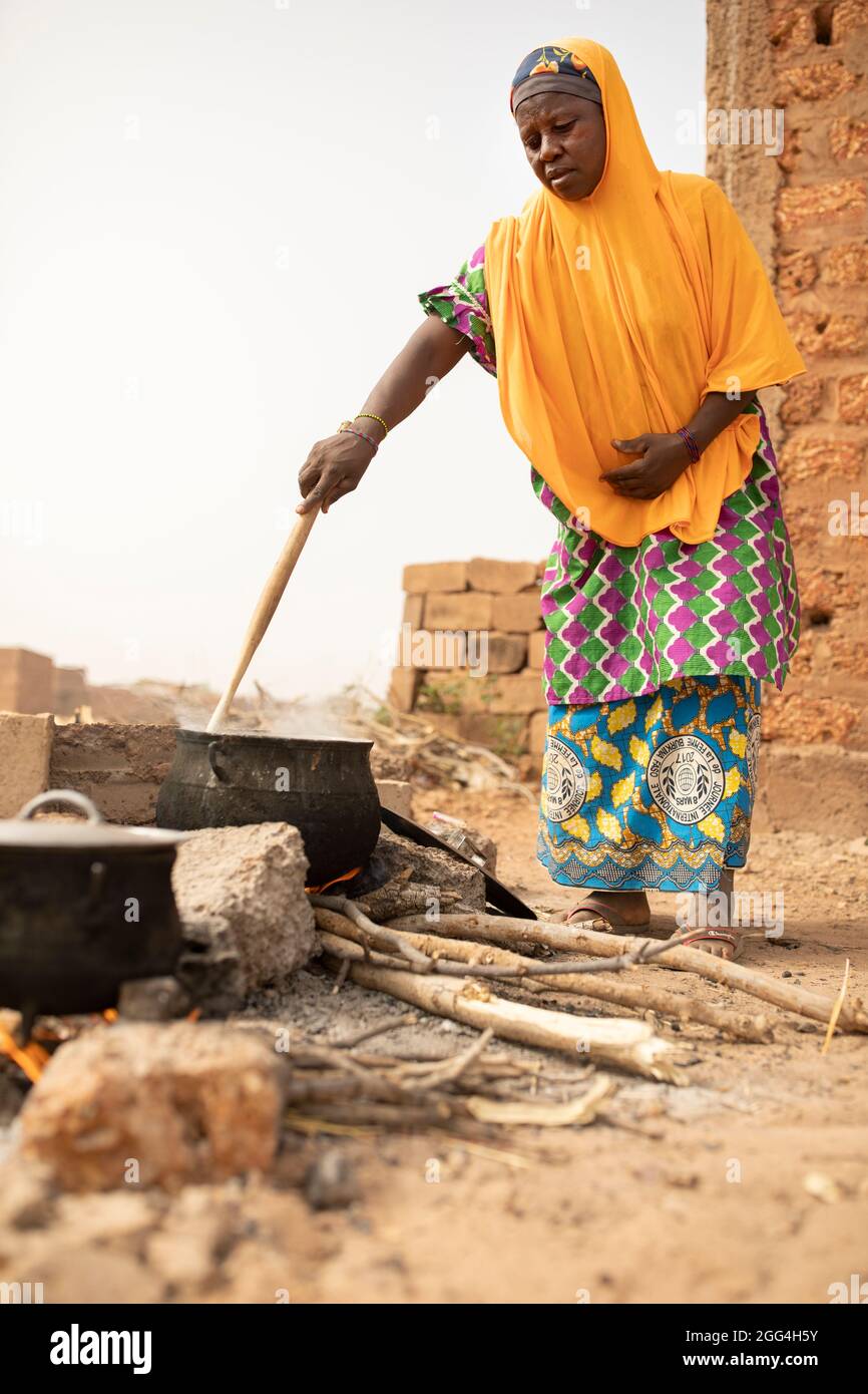 Rural woman cooking over a fire hi-res stock photography and images - Alamy