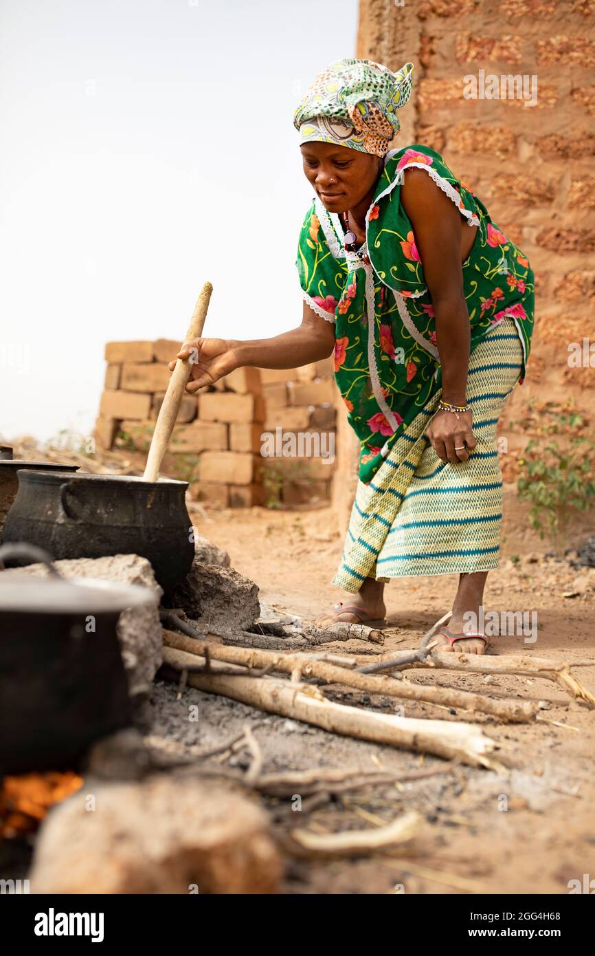 Rural woman cooking over a fire hi-res stock photography and images - Alamy