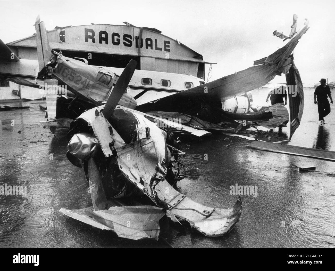 Airport workers Black and White Stock Photos & Images - Alamy