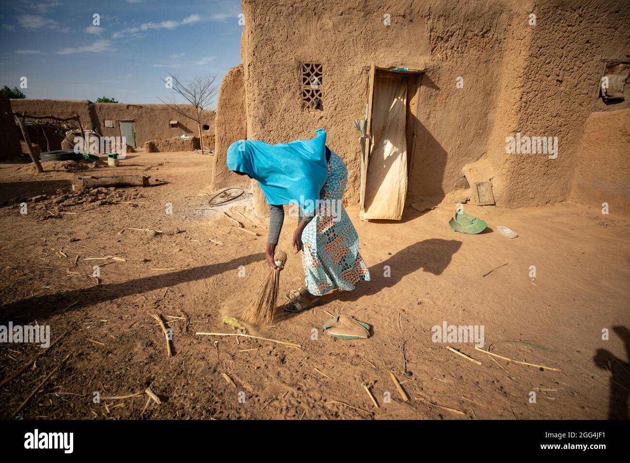 African woman sweeping hi-res stock photography and images - Alamy
