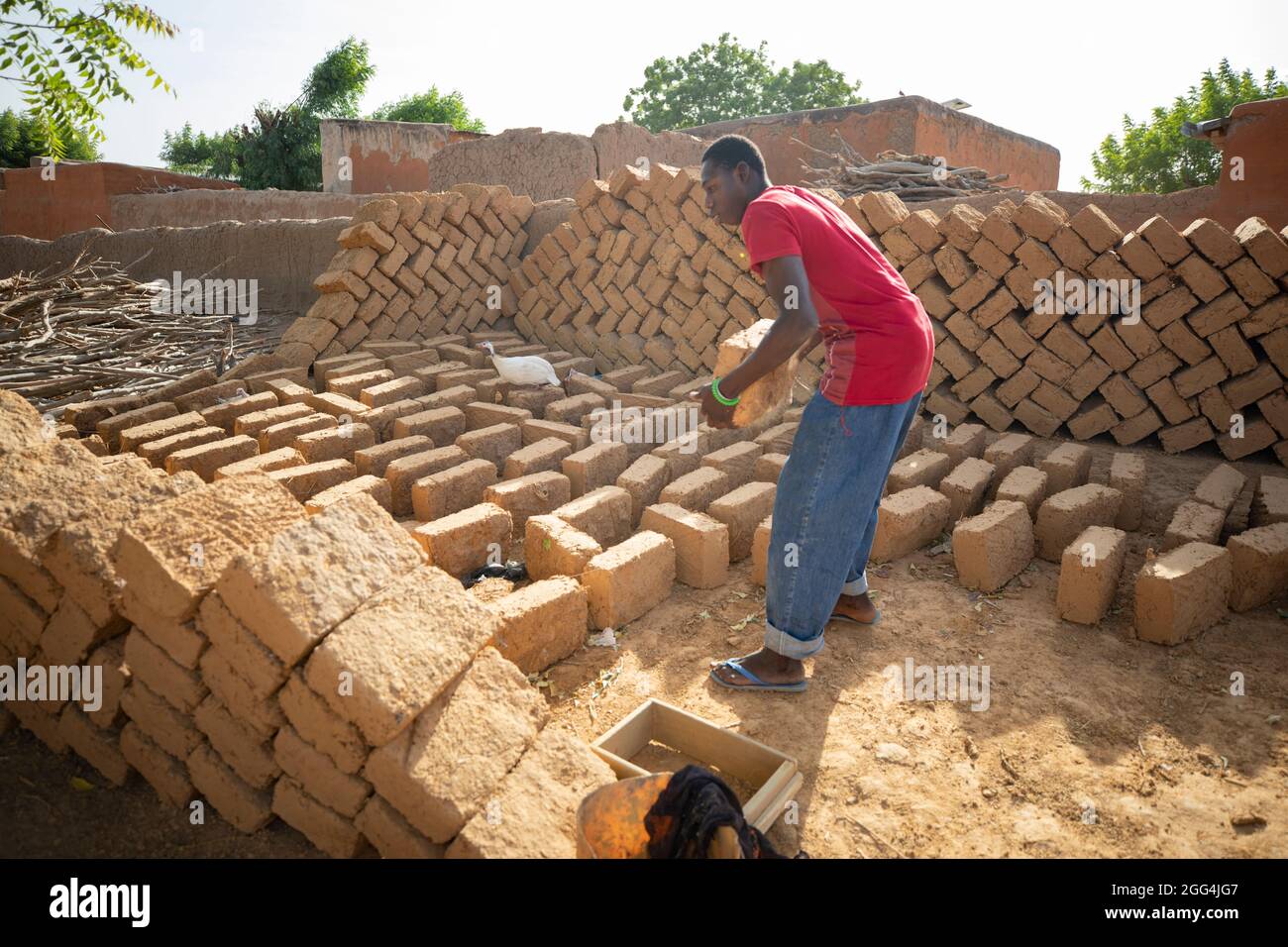 Youth brick maker in Ségou Region, Mali, West Africa Stock Photo - Alamy