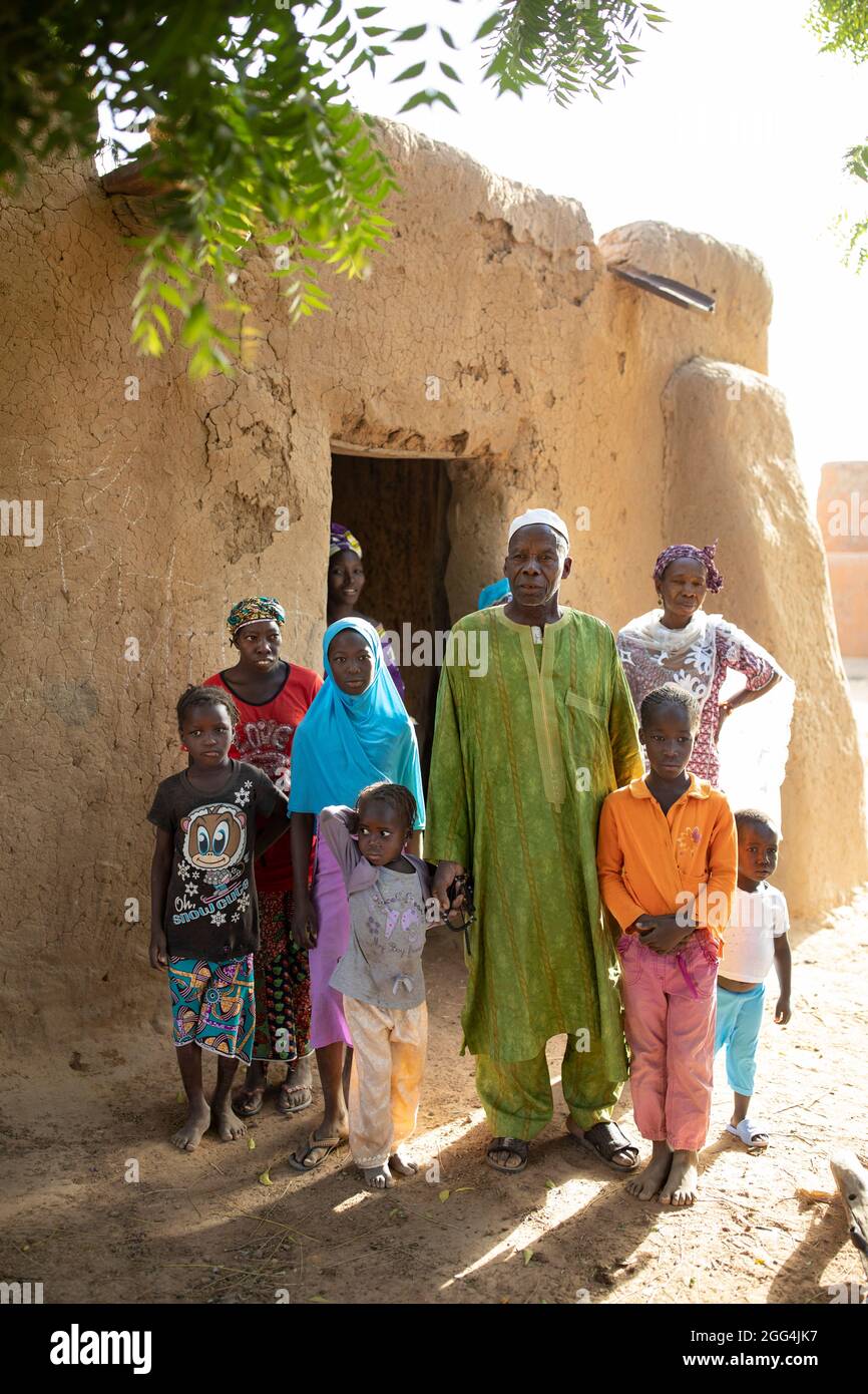 Large african family in village hi-res stock photography and images - Alamy