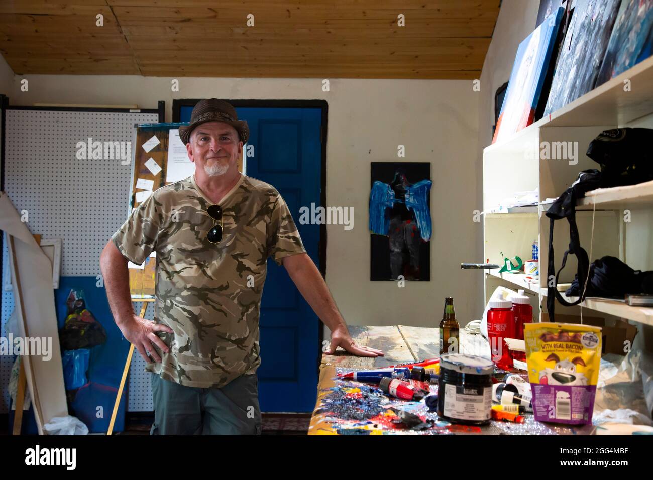 Tubac, Arizona, USA. 10th July, 2021. Artist Larry Caveney at his ...