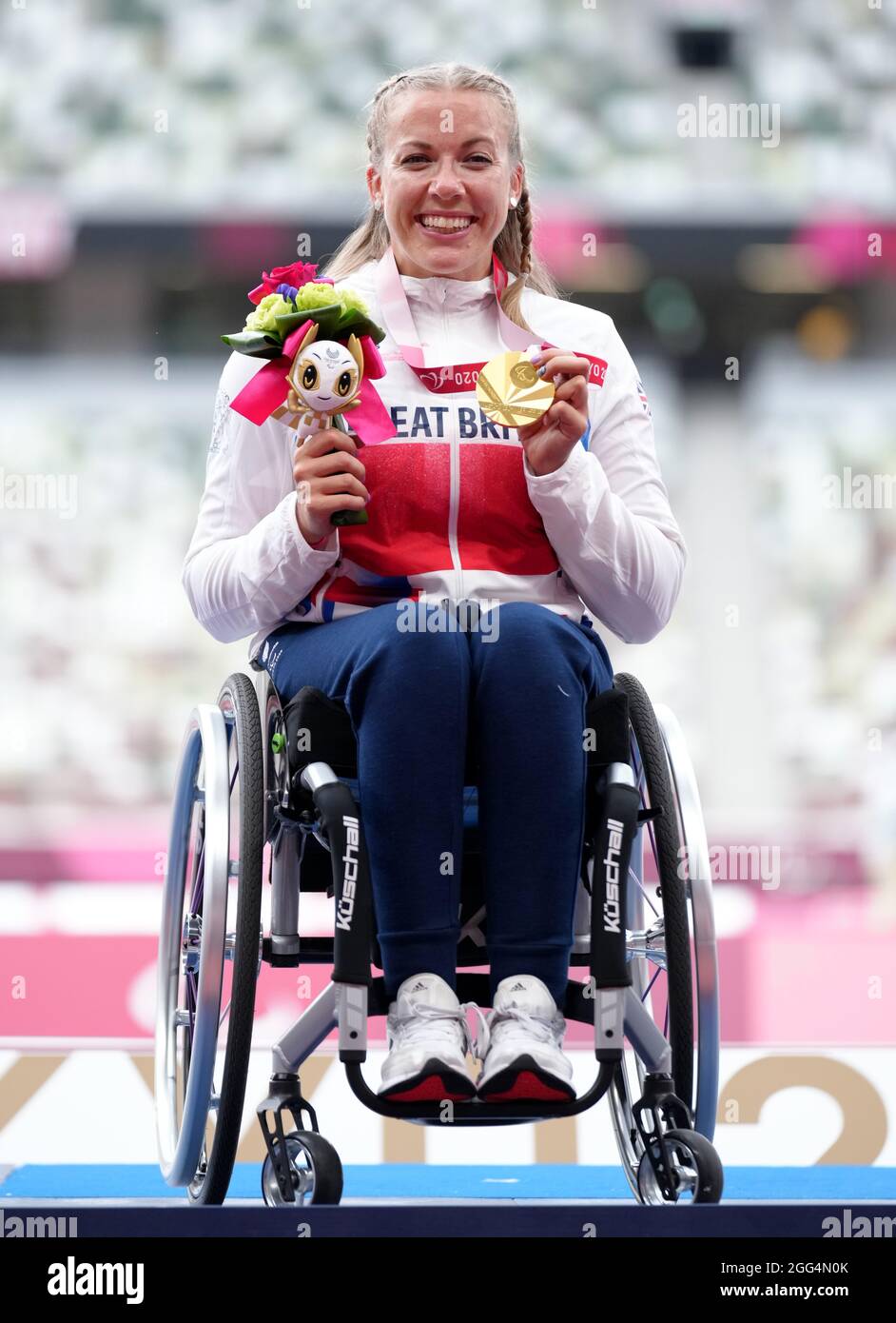 Great Britain's Hannah Cockroft poses with her gold medal after winning ...