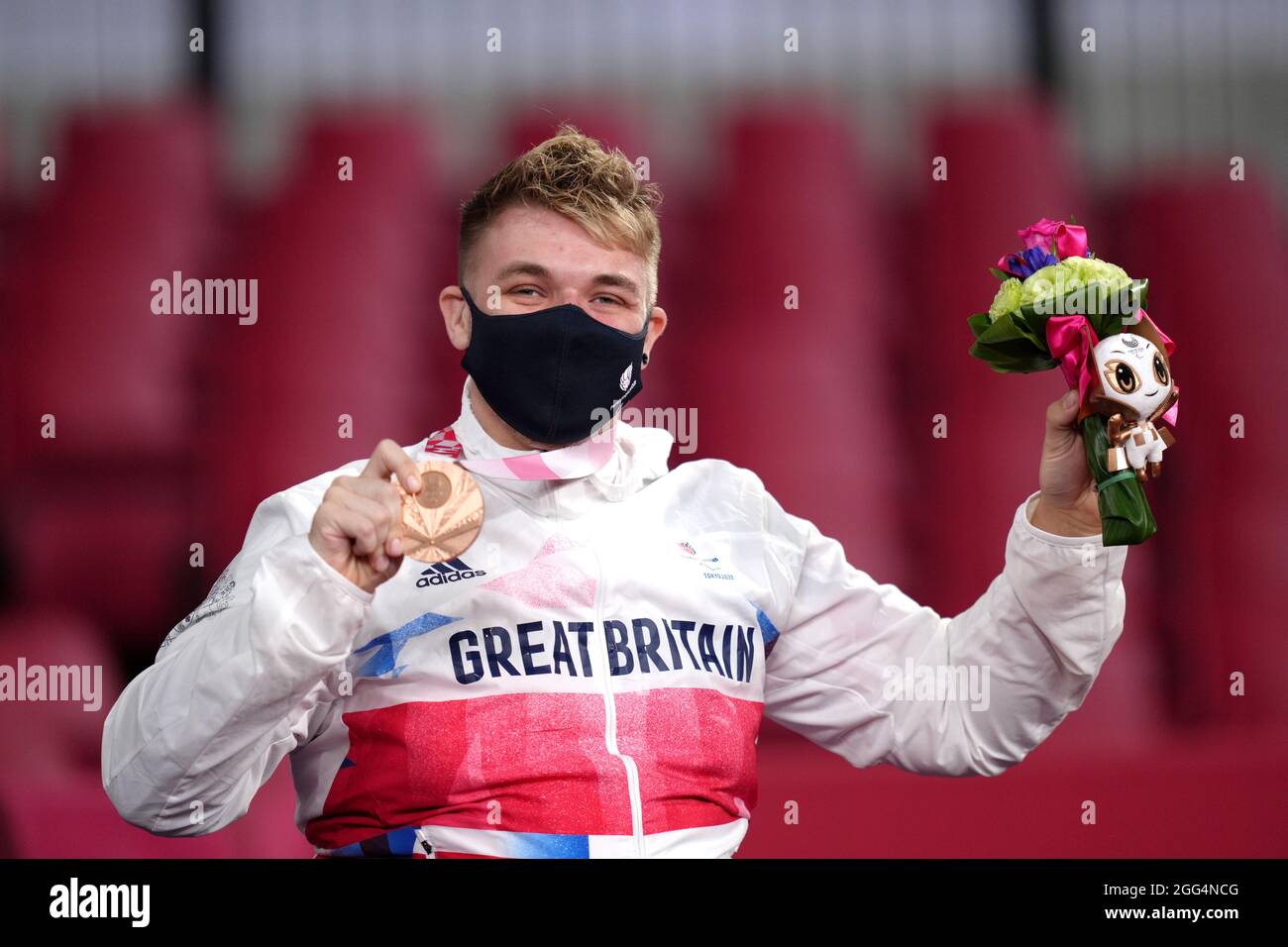 Great Britain's Jack Hunter Spivey cposes with his bronze medal on the ...