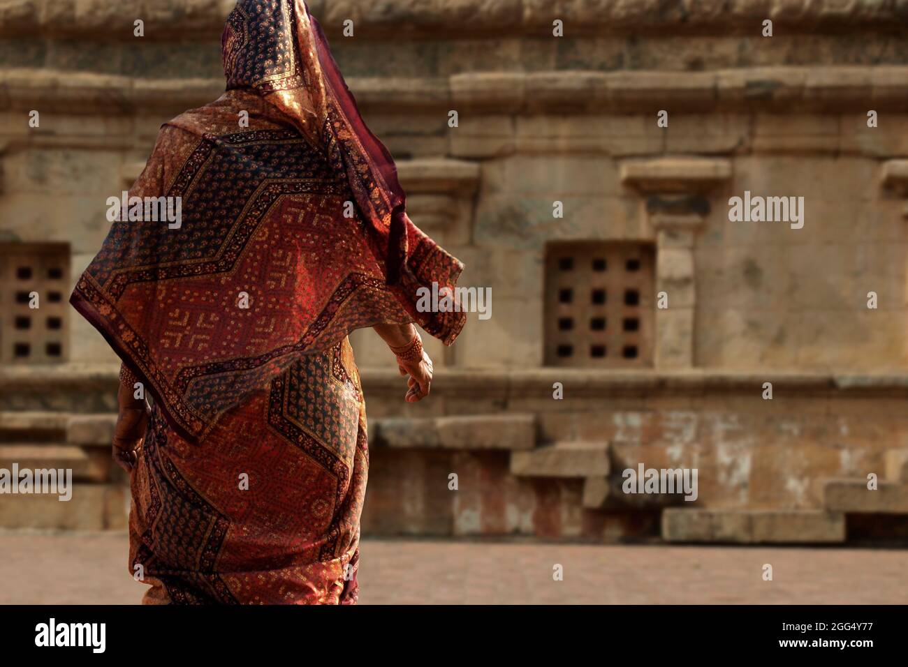 Woman in traditional saree walking hi-res stock photography and images ...