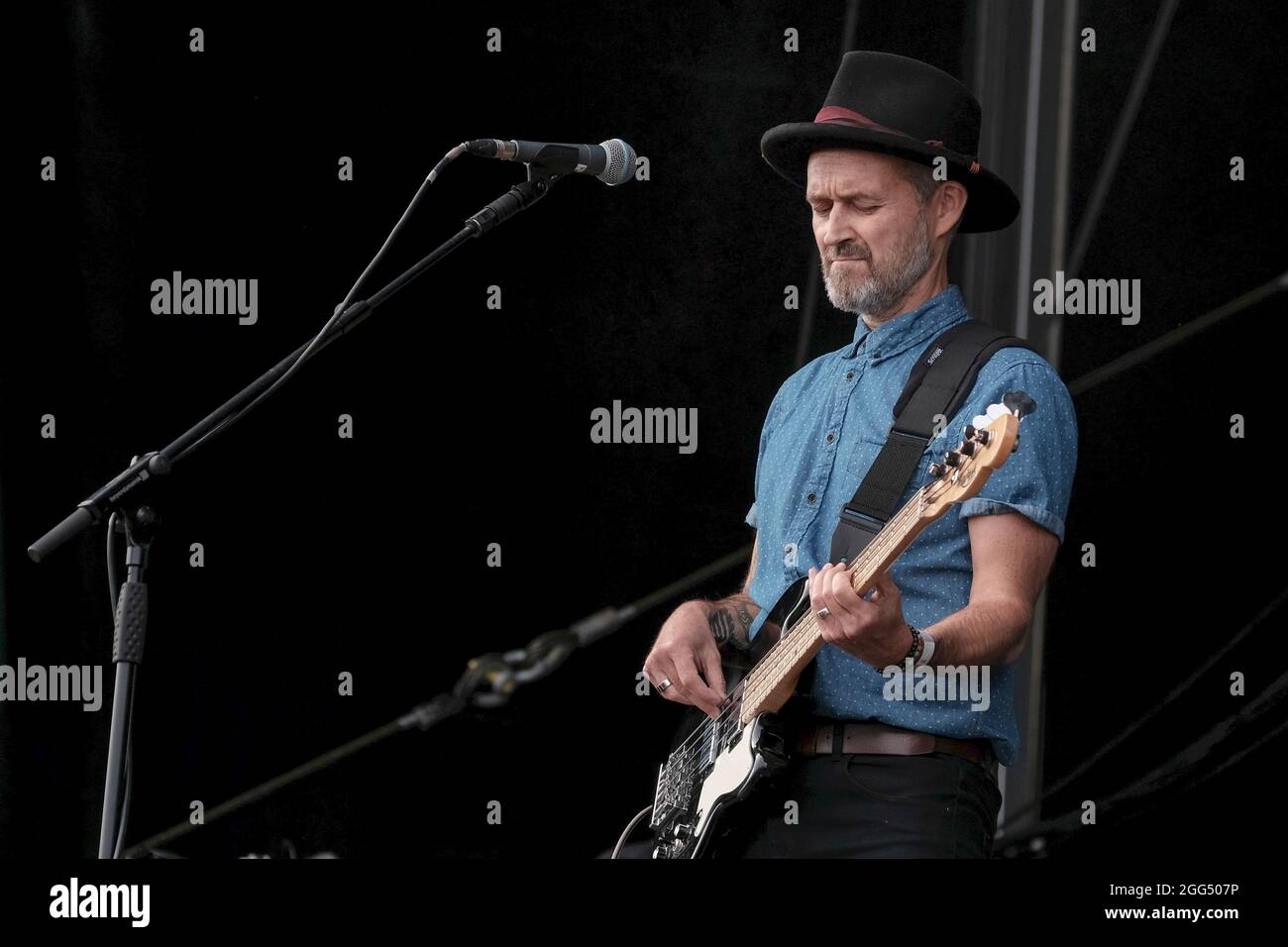 Portsmouth, UK. 28th Aug, 2021. Steve Gordon, bass guitarist with ...