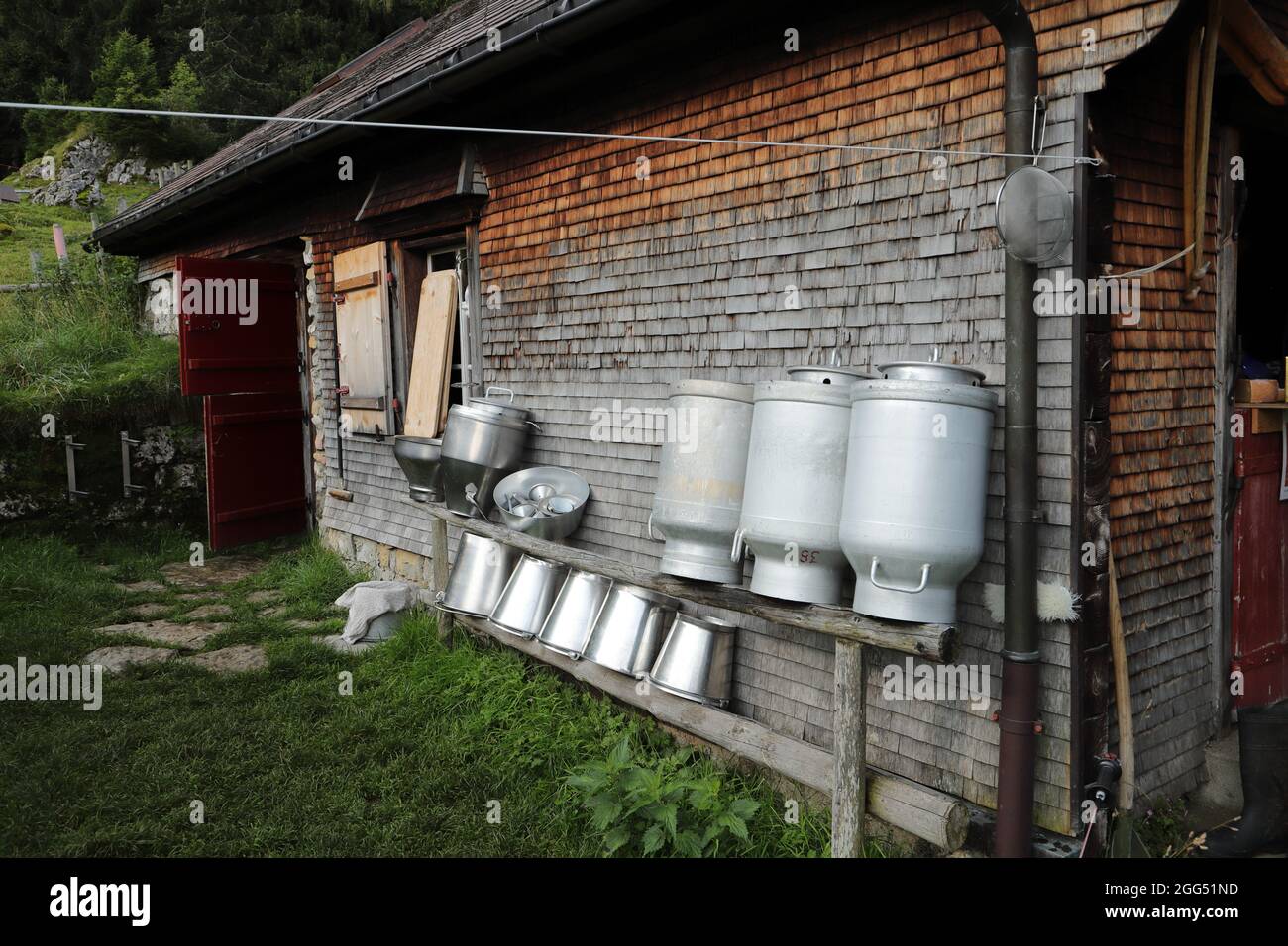 Old aluminum milk cans hi-res stock photography and images - Alamy