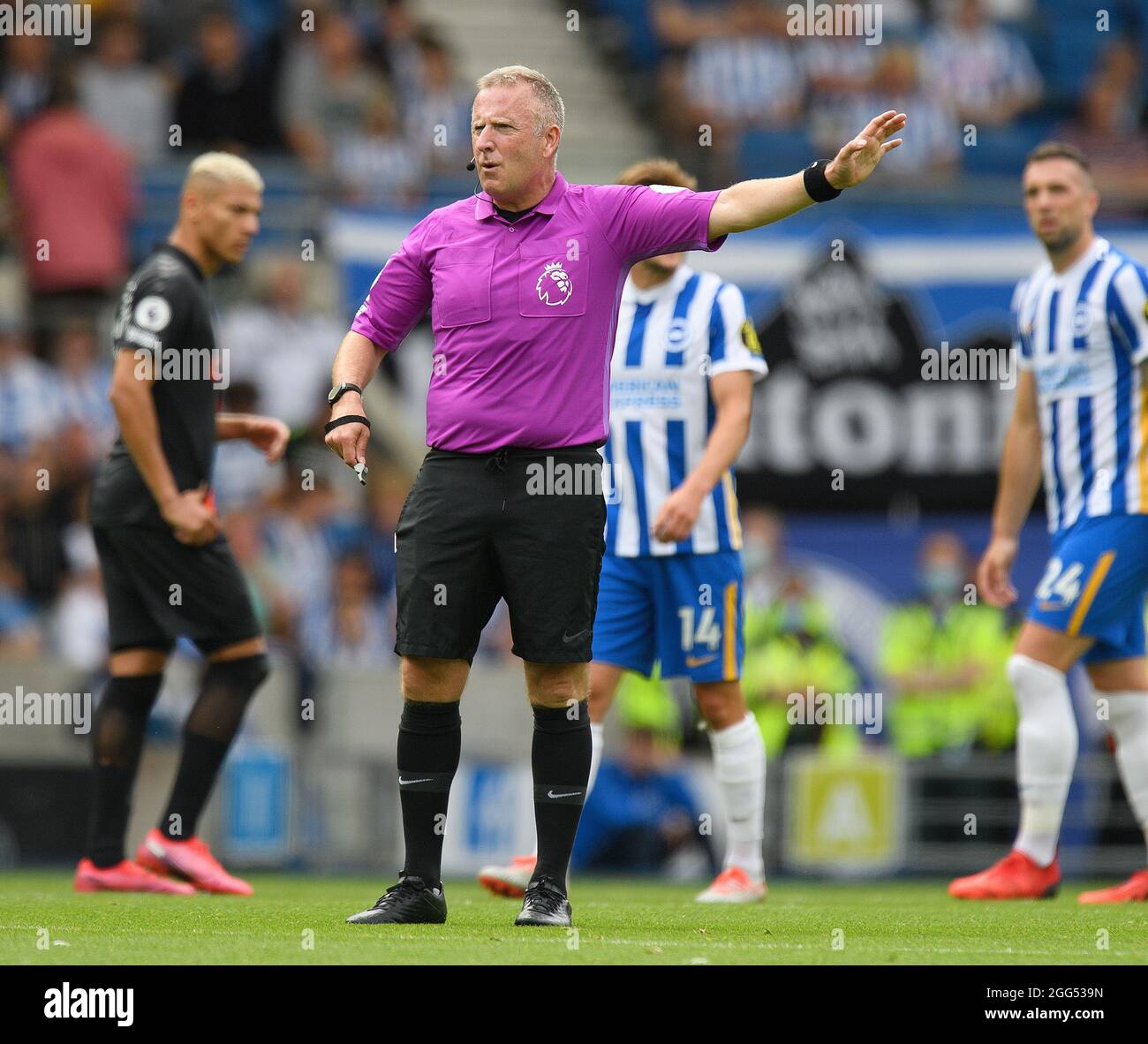 Jonathan moss referee hi-res stock photography and images - Alamy