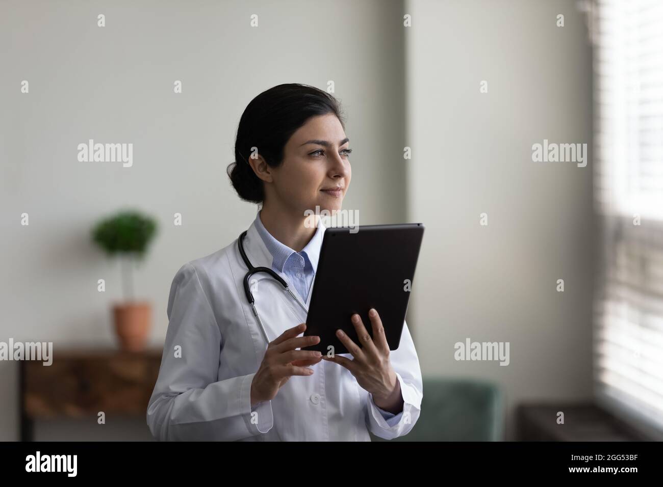 Indian doctor computer hi-res stock photography and images - Alamy