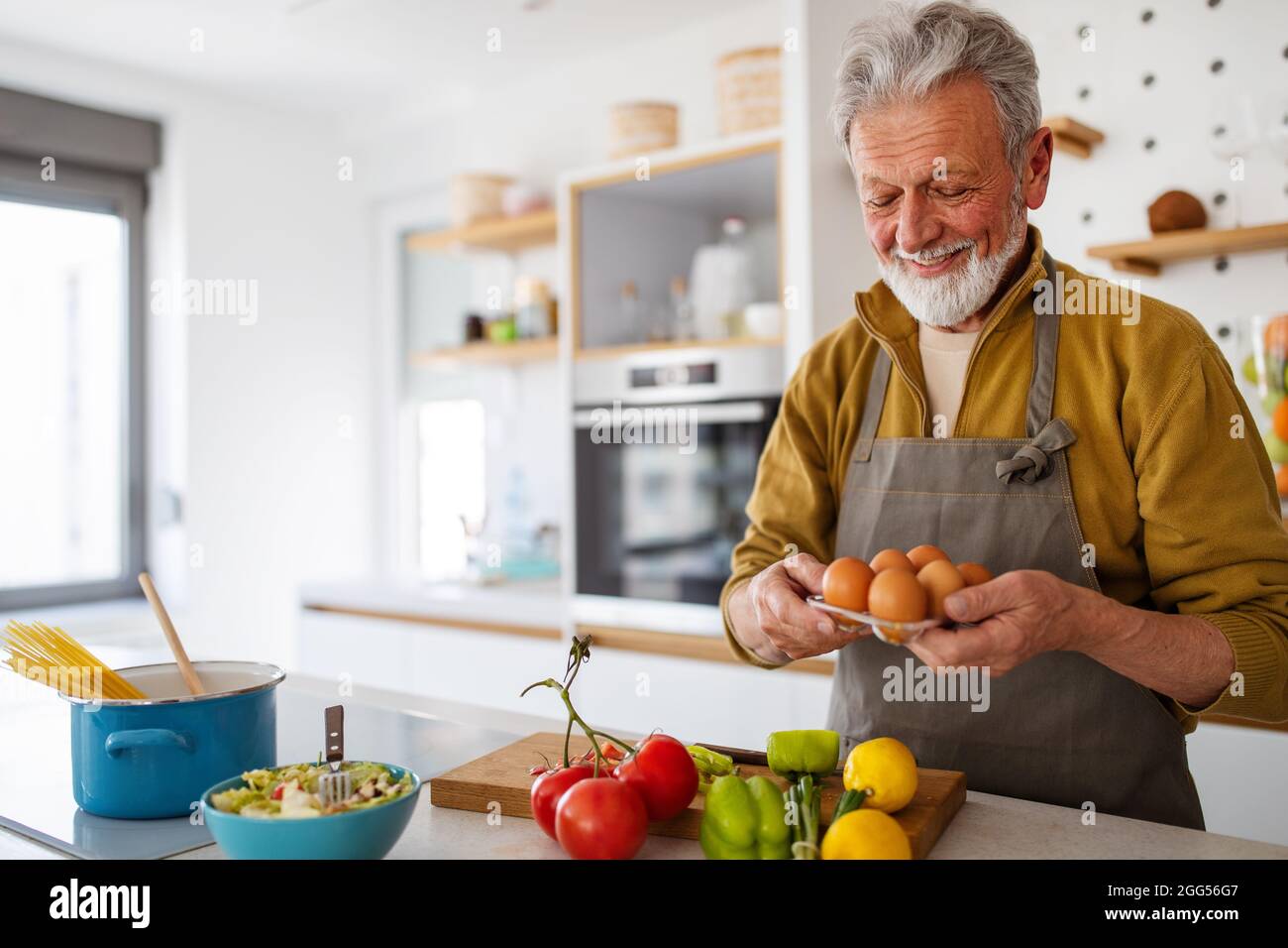 Man cooking dinner in hi-res stock photography and images - Alamy